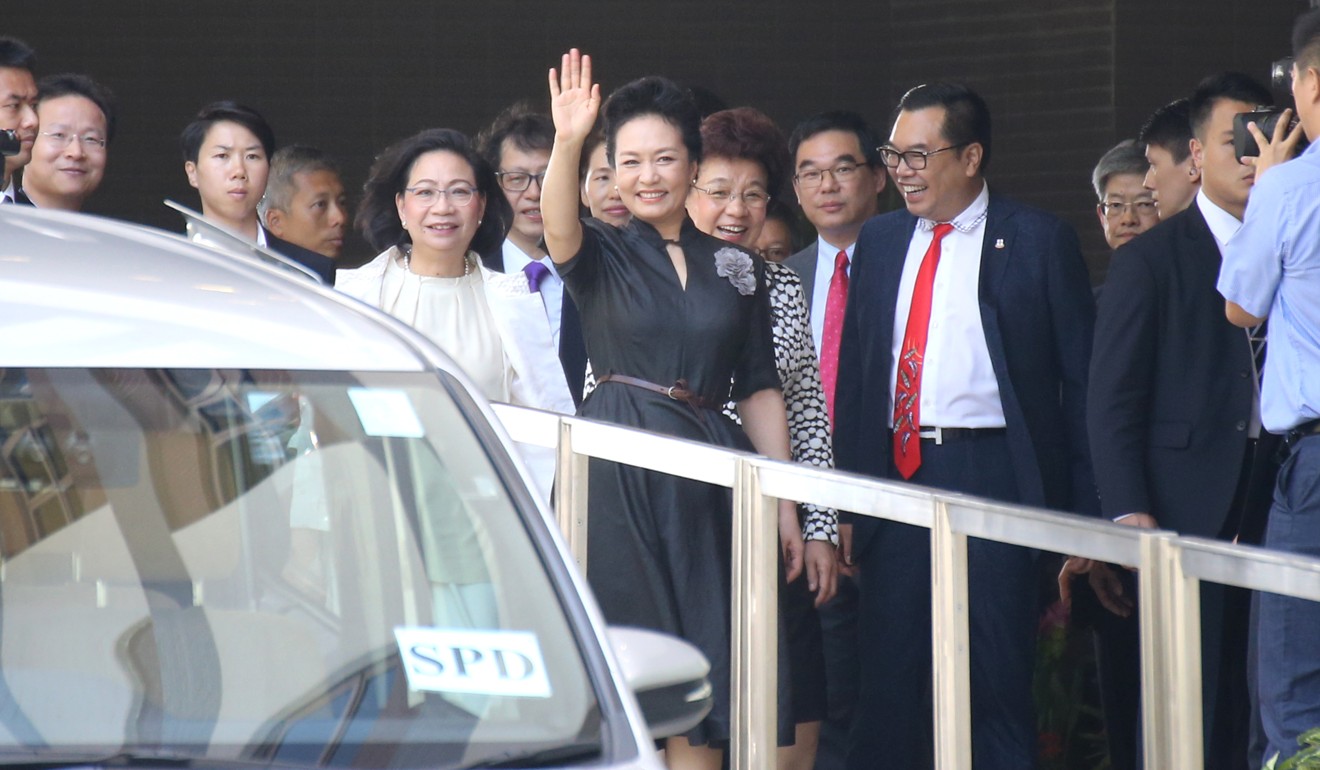 Chinese first lady Peng Liyuan trades ‘punches’ and Cantonese with Hong ...