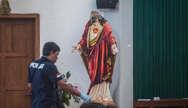 Swordsman wounds four, decapitates Jesus and Virgin Mary statues at ...