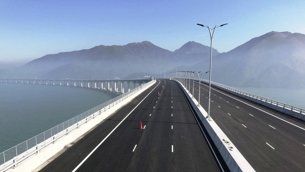 Road surfacing works done for mega Hong Kong-Zhuhai-Macau bridge ...